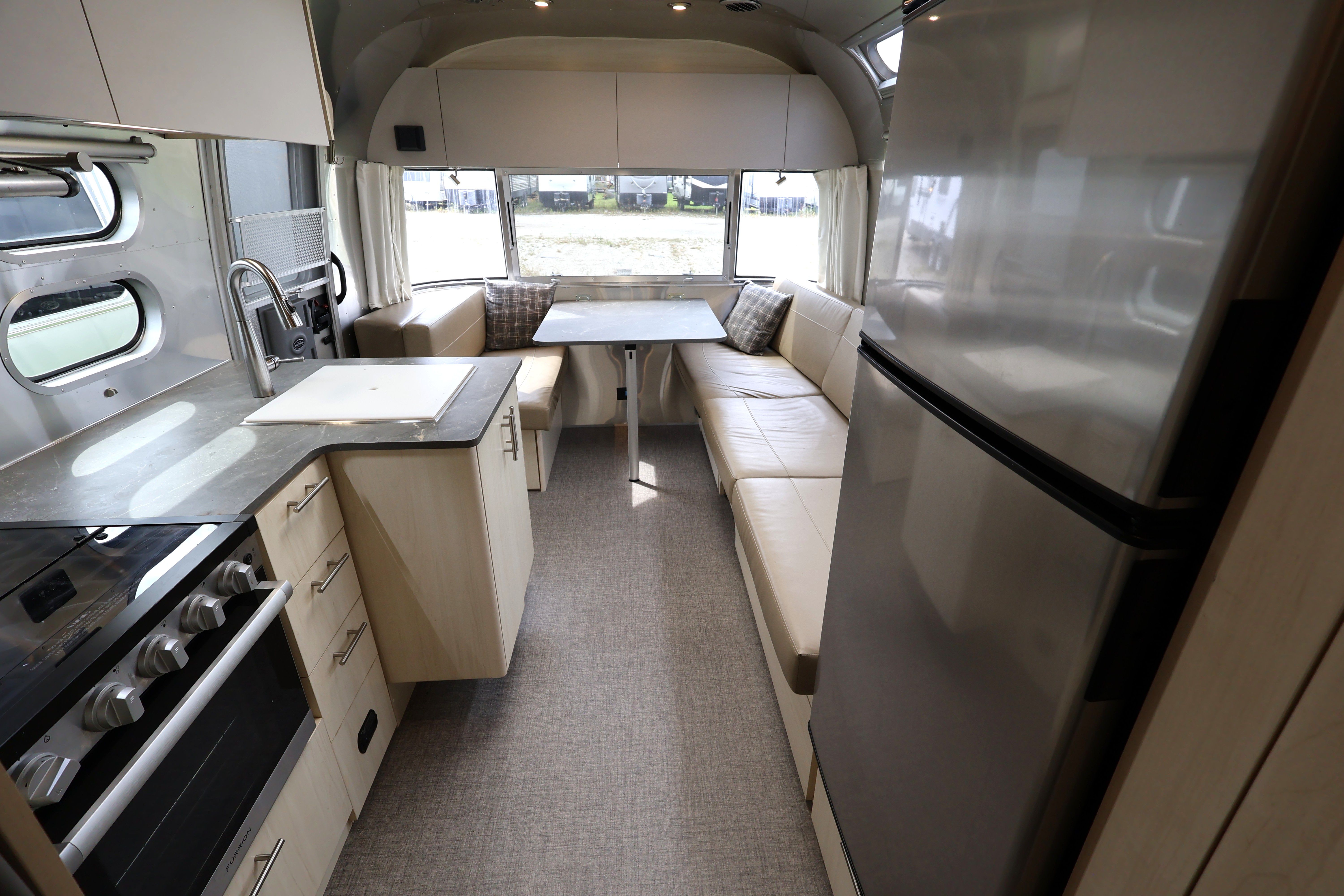 2025 AIRSTREAM FLYING CLOUD 25FB TWIN by AIRSTREAM | Can-AmRVCentre ...