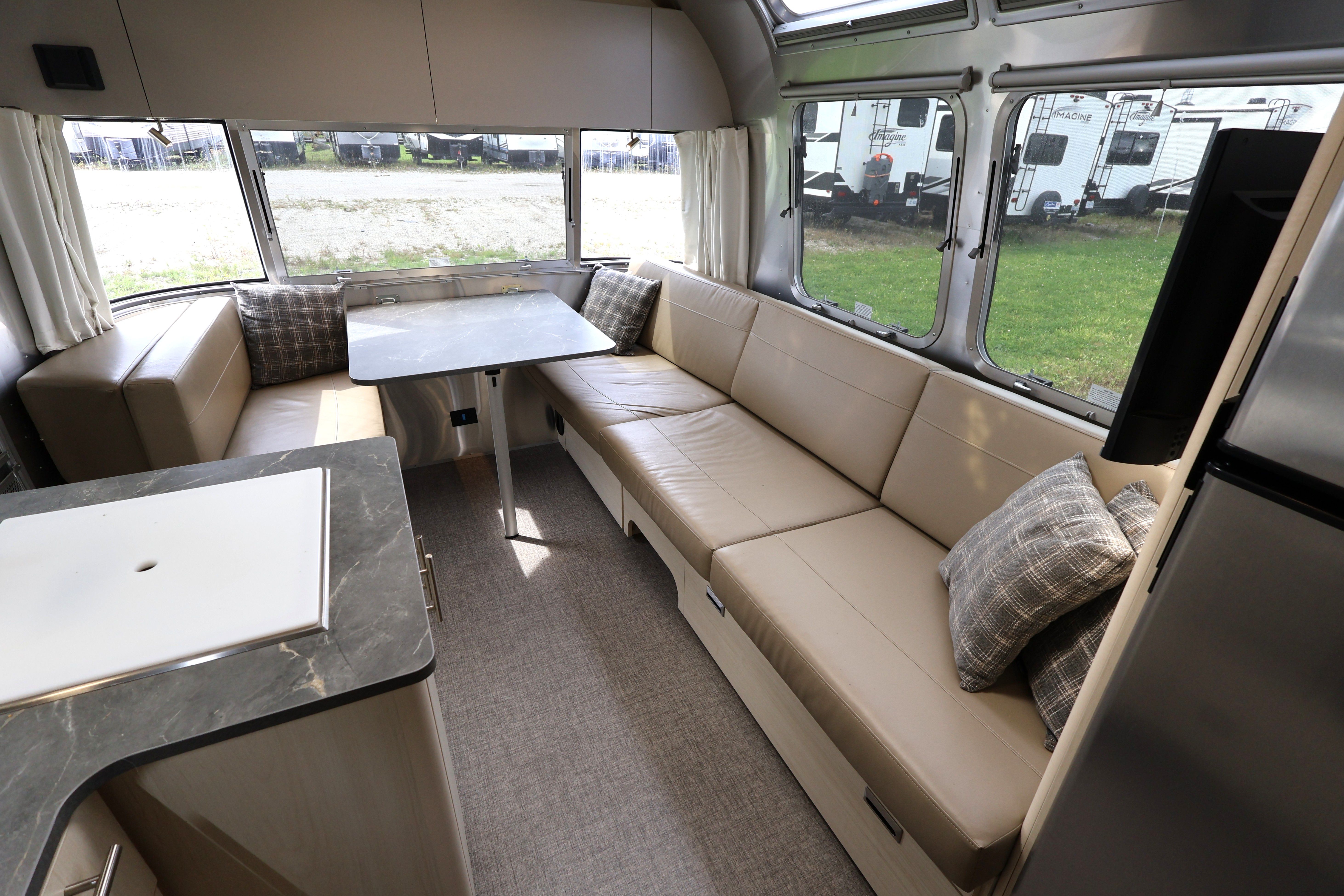 2025 AIRSTREAM FLYING CLOUD 25FB TWIN by AIRSTREAM | Can-AmRVCentre ...
